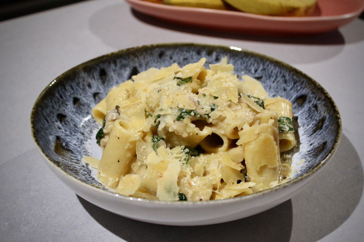 Chicken & Mushroom Amylfredo – Fame Hungry