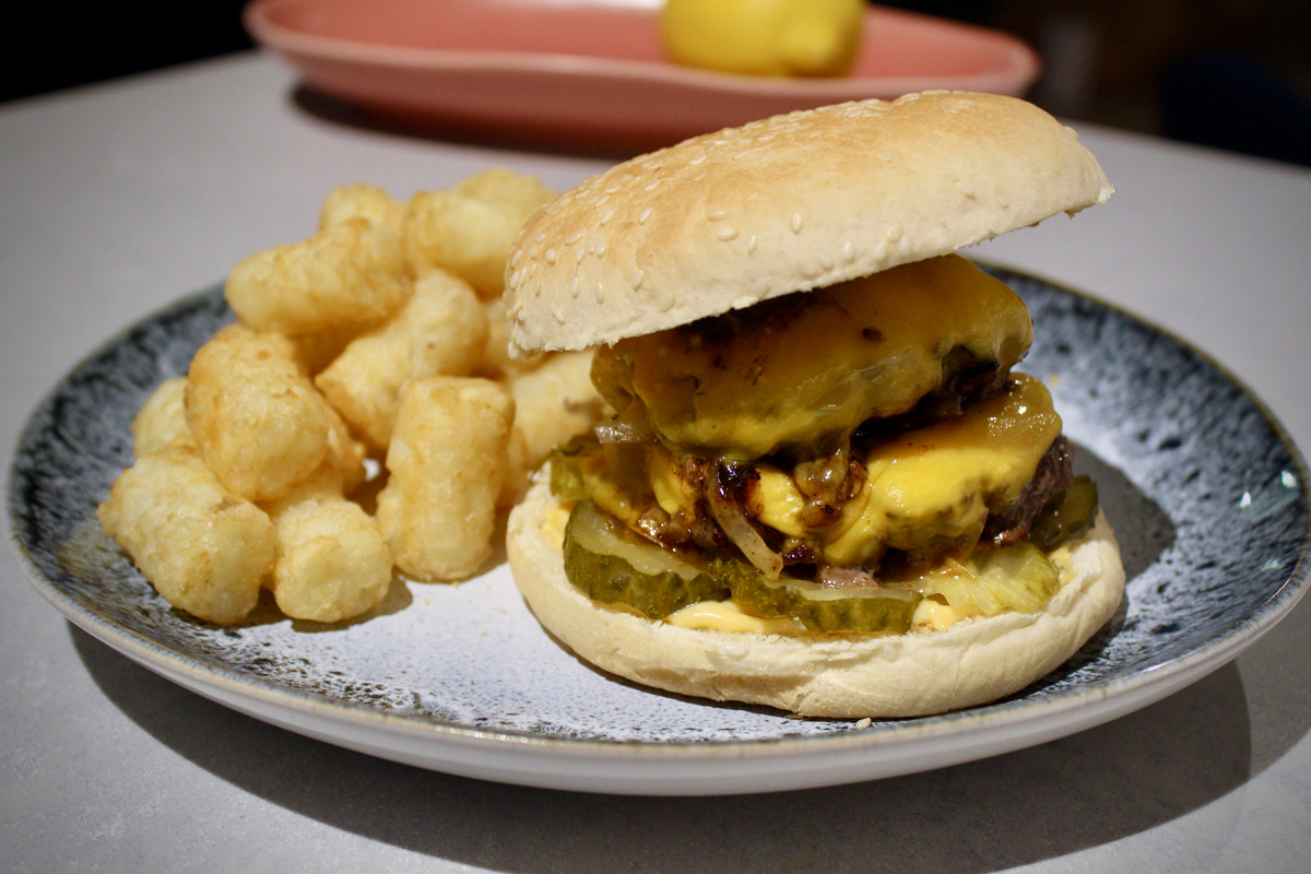 Ri-the Menu Cheeseburger – Fame Hungry